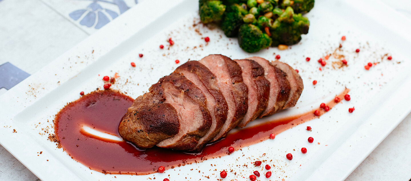 Menu semi-gastronomique complet avec entrée, plat et dessert au ...