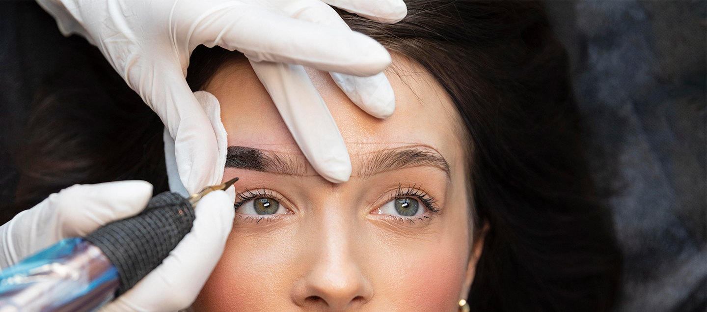 Maquillage semi-permanent des sourcils par Microblading avec retouches ...