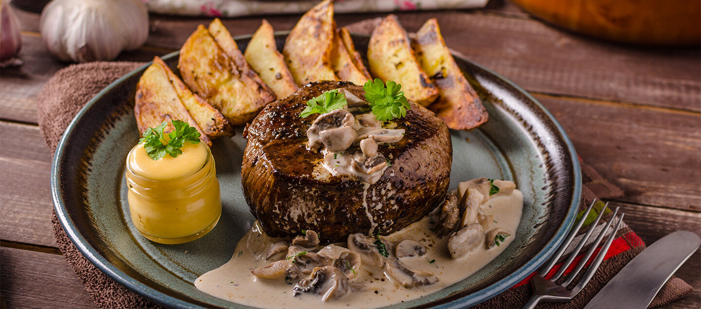 Menu semi gastronomique complet avec entrée, plat et dessert au ...