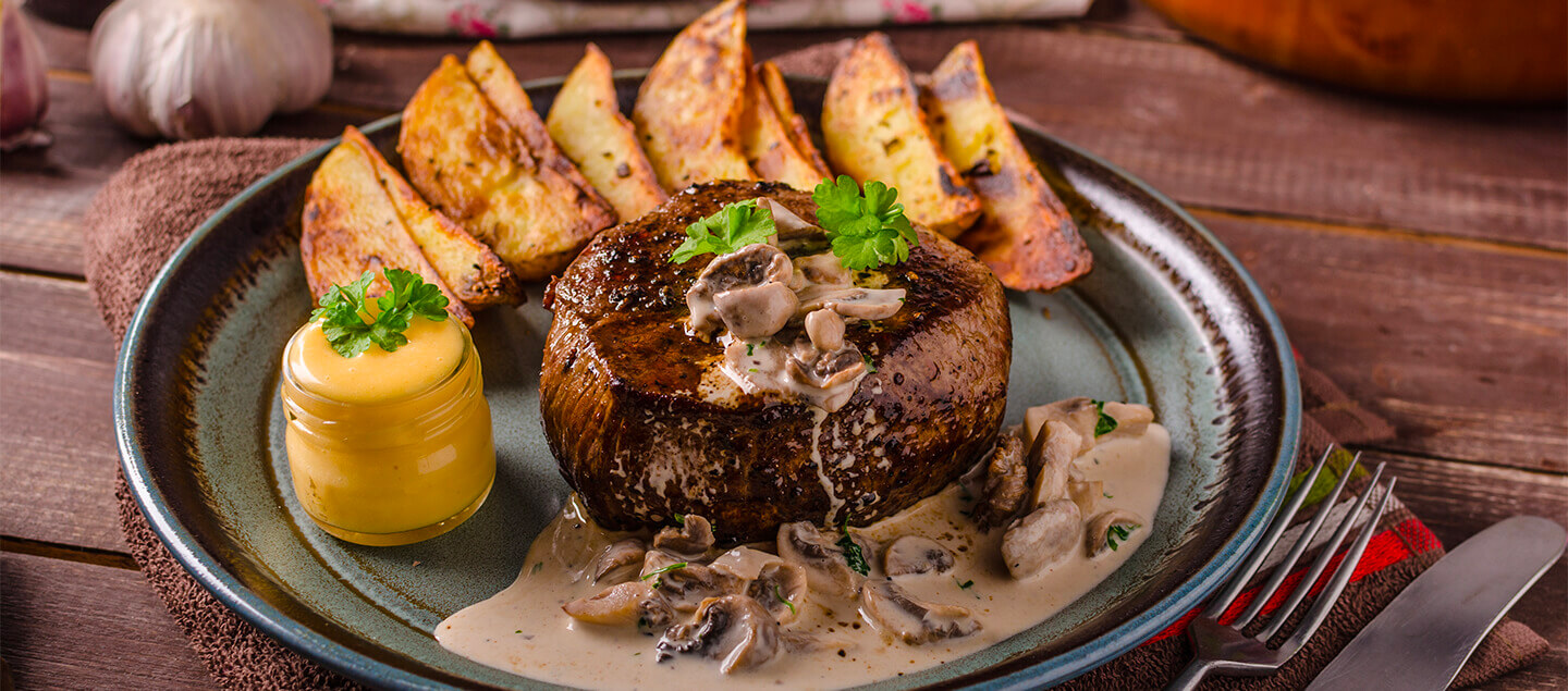 Menu semi gastronomique complet avec entrée, plat et dessert au ...