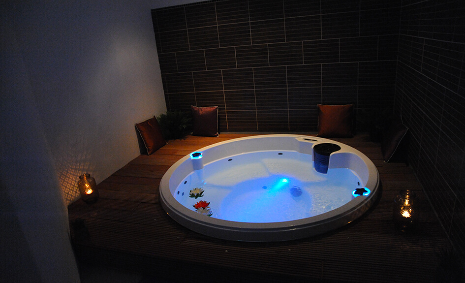 Jacuzzi, Soin Hammam et Massage pour 1 ou 2 personnes - Realdeals.ch