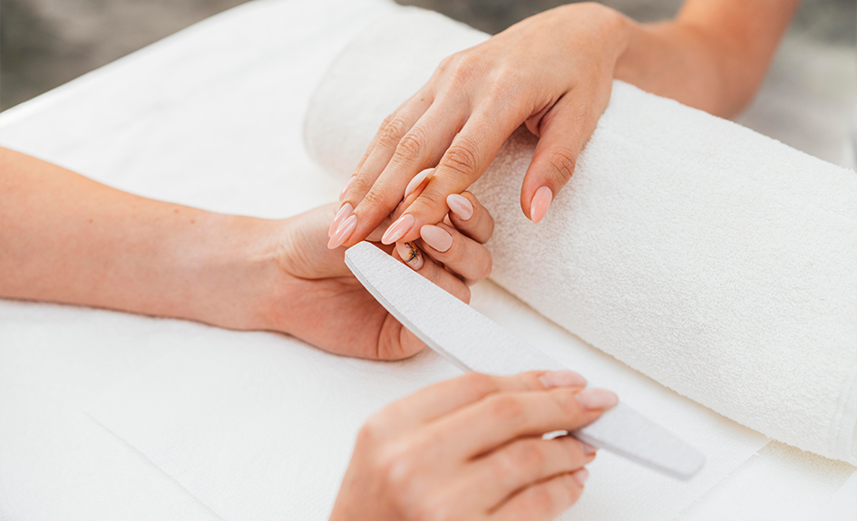 Manucure avec pose de gel ou vernis semi-permanent - Realdeals.ch