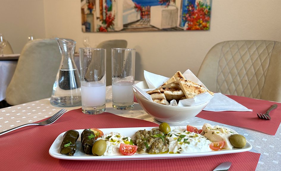 Menu Grec au choix avec entrée, dessert et verre de bienvenue dès 2 ...